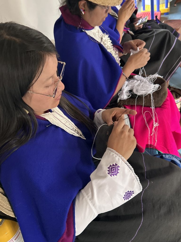 Pueblo misak misak de Bogotá teje la espiral de la historia: camino ...